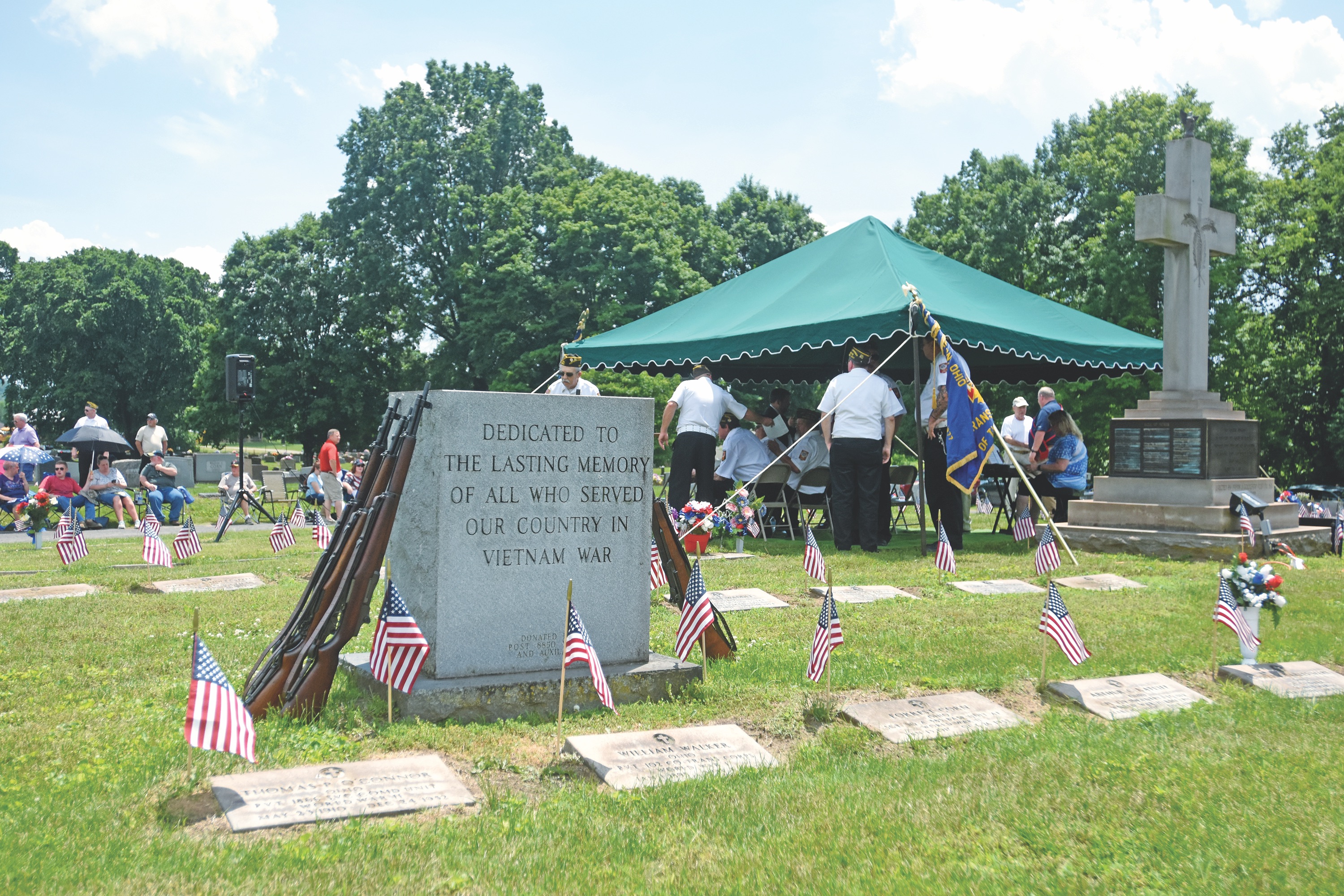 Honoring the fallen: Despite heat, Veterans Memorial Service held | The ...