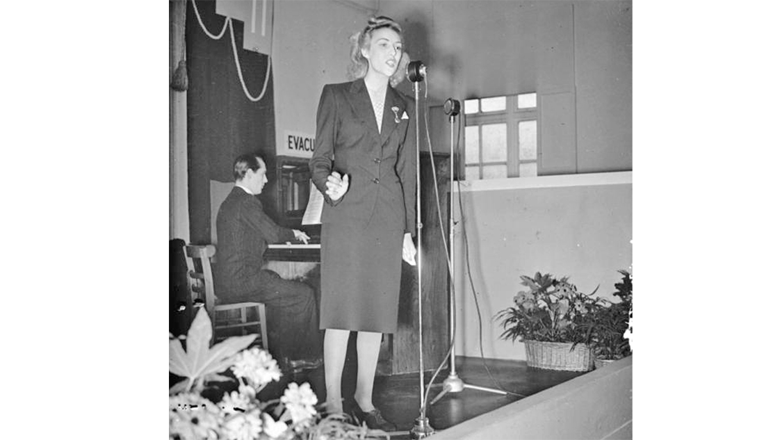 World War II sweetheart singer Lynn dies at 103 | The Tribune