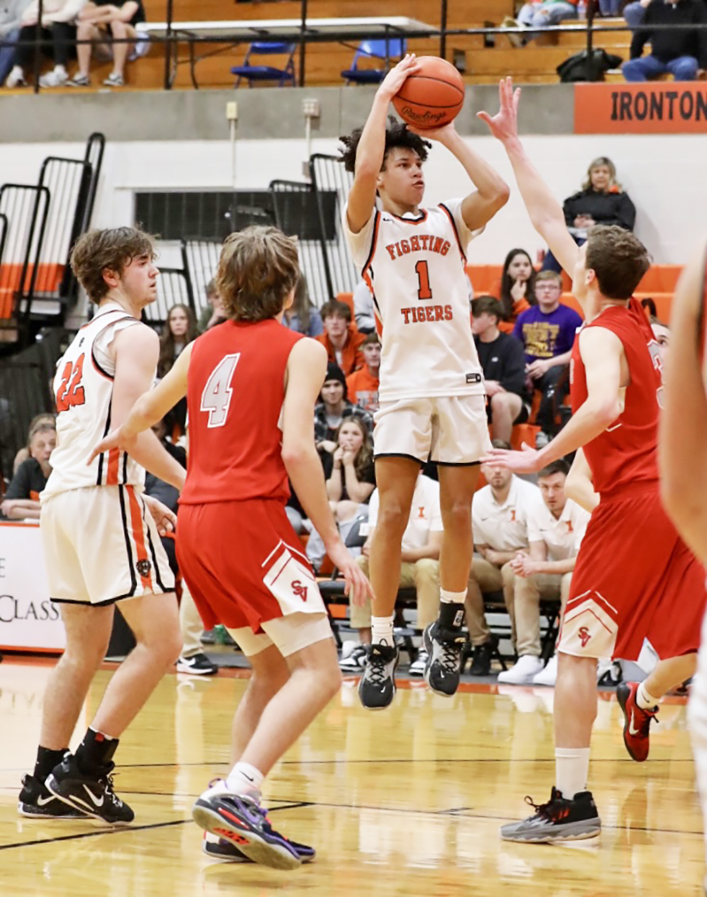 Ironton uses strong 4th quarter to avoid Vikings’ upset bid | The Tribune