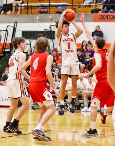 Ironton uses strong 4th quarter to avoid Vikings’ upset bid | The Tribune